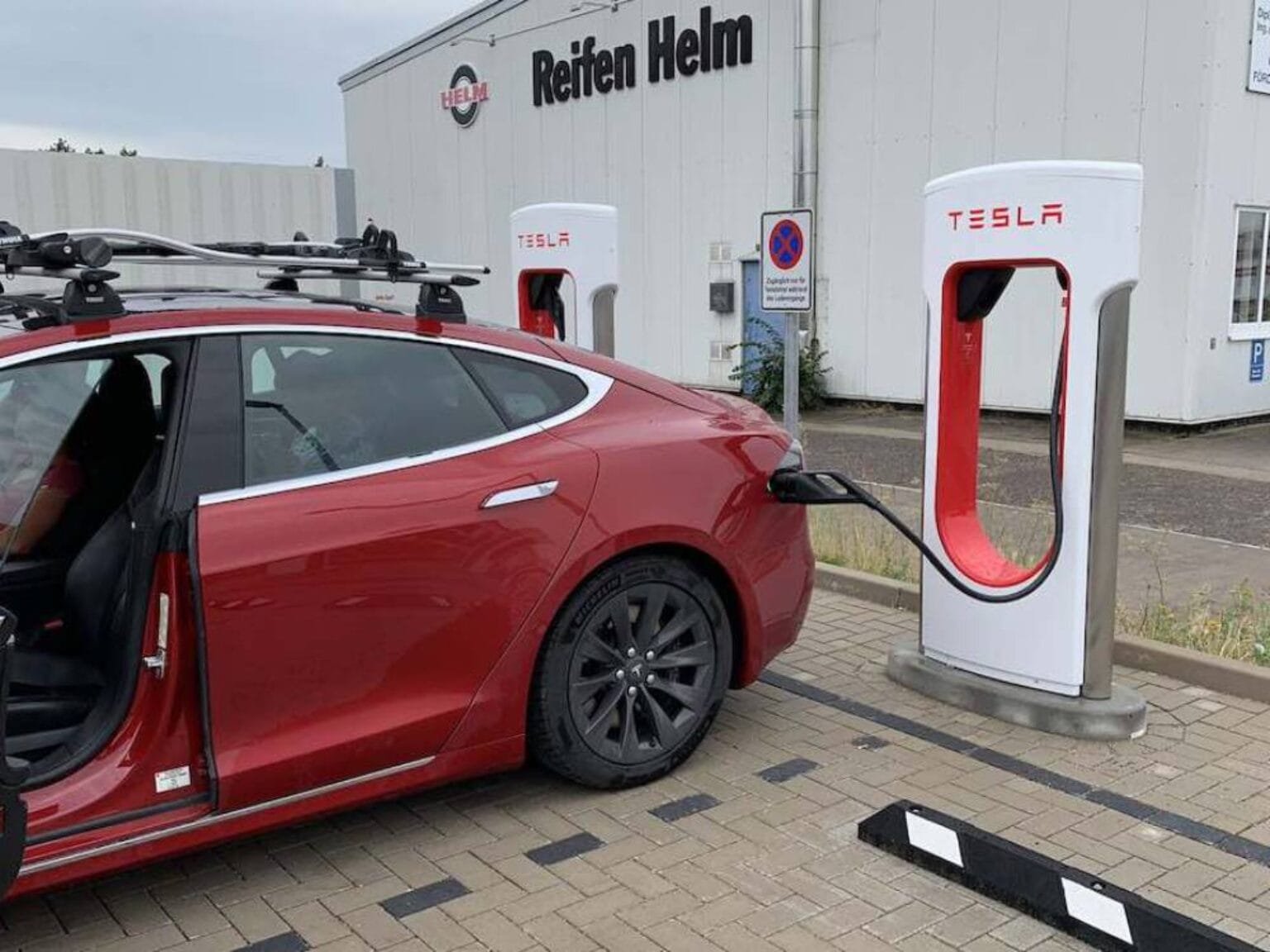 Difference Between Tesla Supercharger V1, V2, V3, V3+, V4 & Urban ...